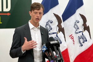 Rob Sand and Zach Lahn advance to Iowa governor general election ...